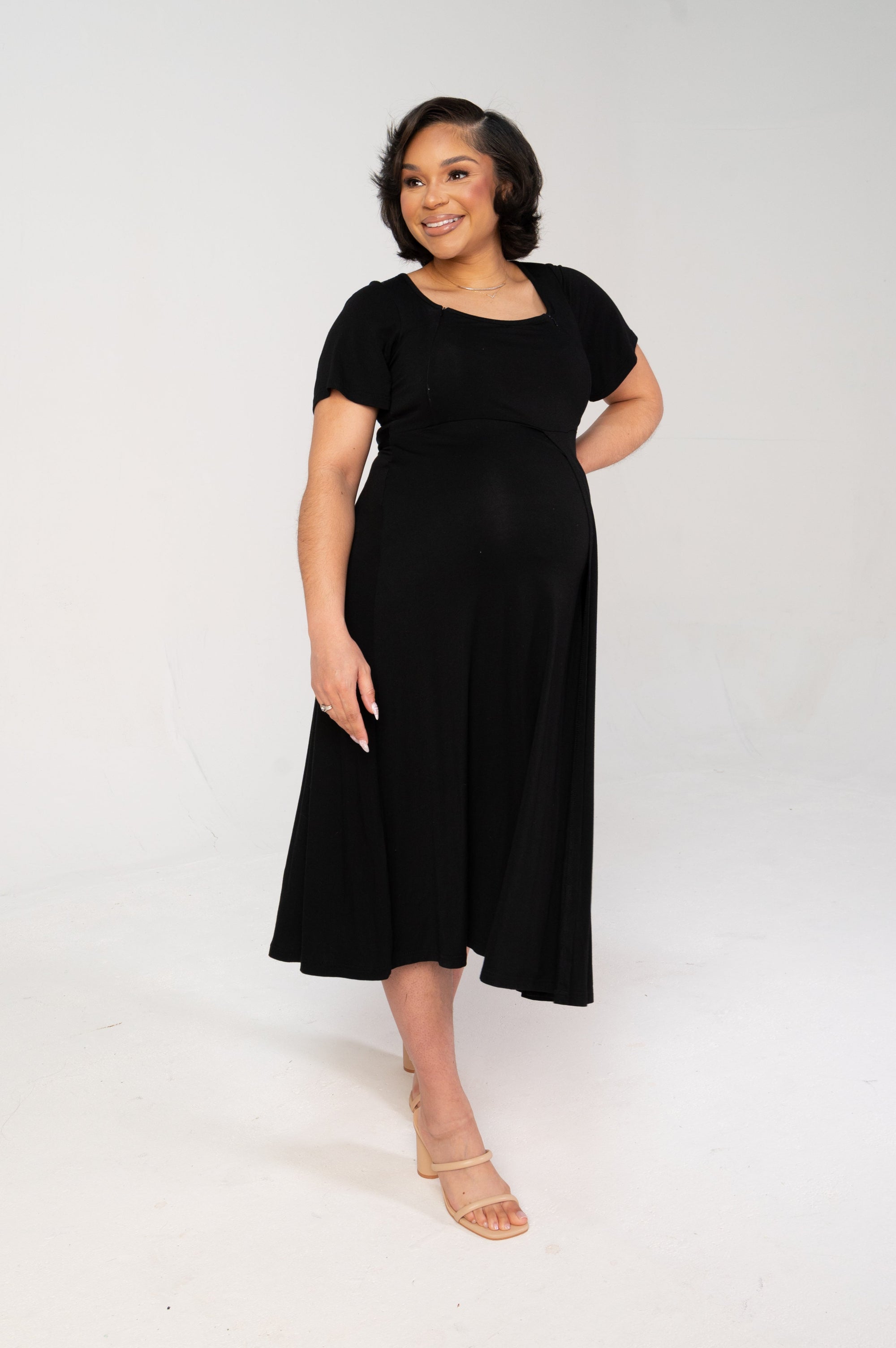 Stylish, comfortable birth gowns, bump-friendly maternity clothes – Lila